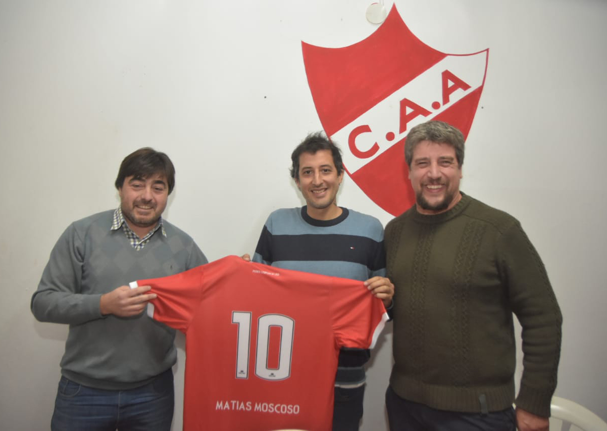 SE PRESENTÓ EL LIBRO “TODOS LOS ROJOS” EN LAS FLORES – LasFloresDigital