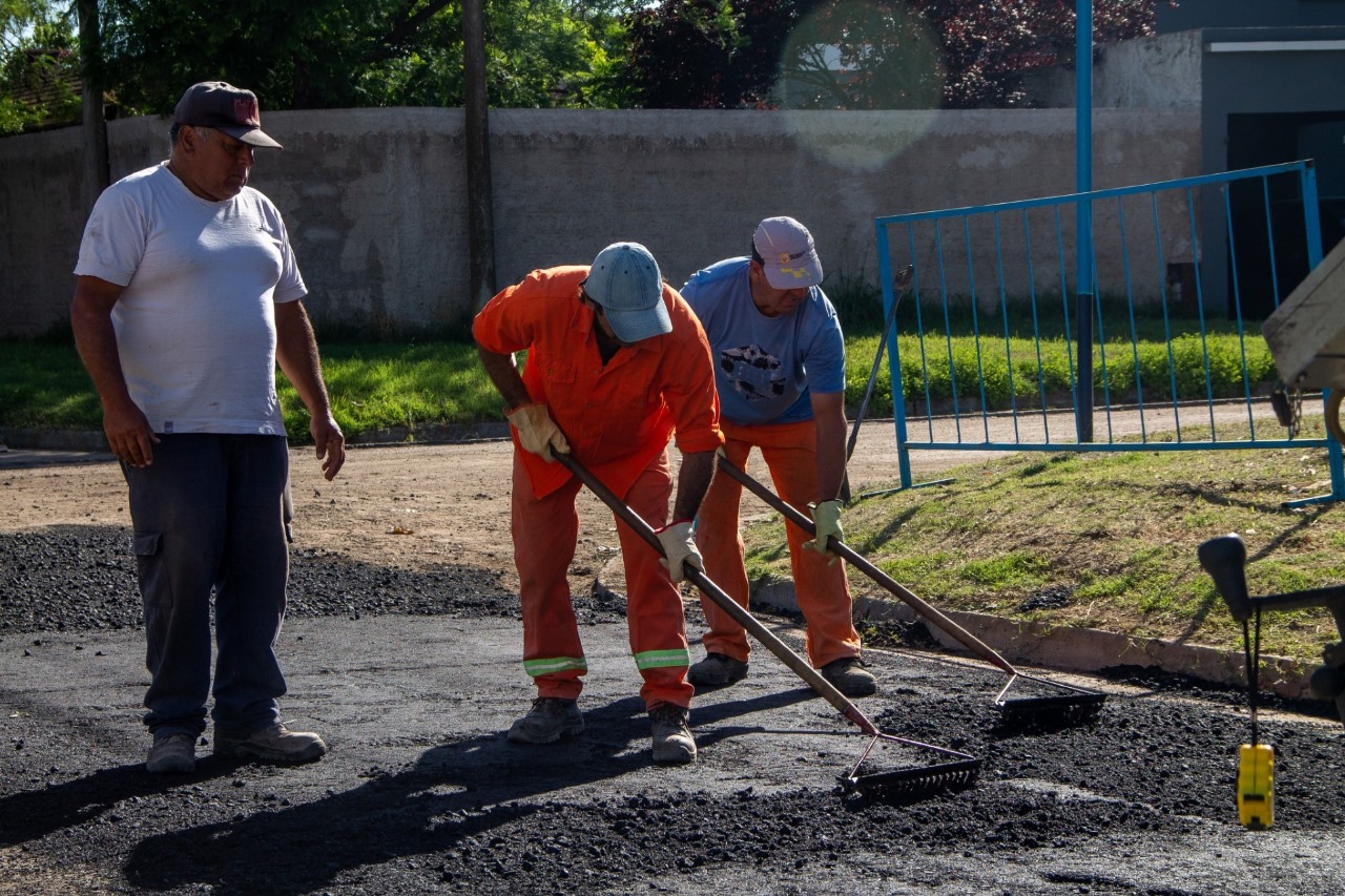 CONTINÚA LA OBRA DE PAVIMENTACIÓN EN DIFERENTES CALLES - LasFloresDigital